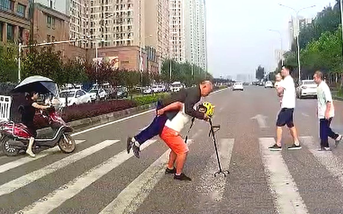 斑马线上,外卖小哥的举动真是太帅了!交通事故合集