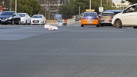 实拍今天下午泉口一路和金龙泉大道十字路口红绿灯倒计时