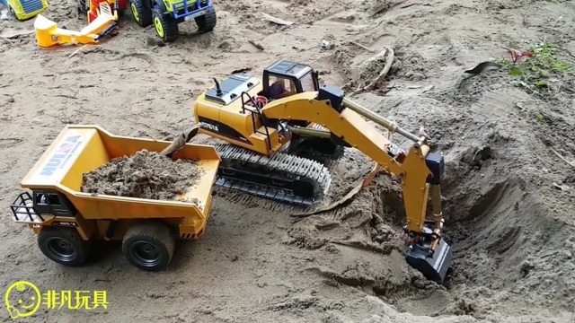 儿童玩具模型建筑工地,简单有趣亲子互动,父子合作挖土和运输