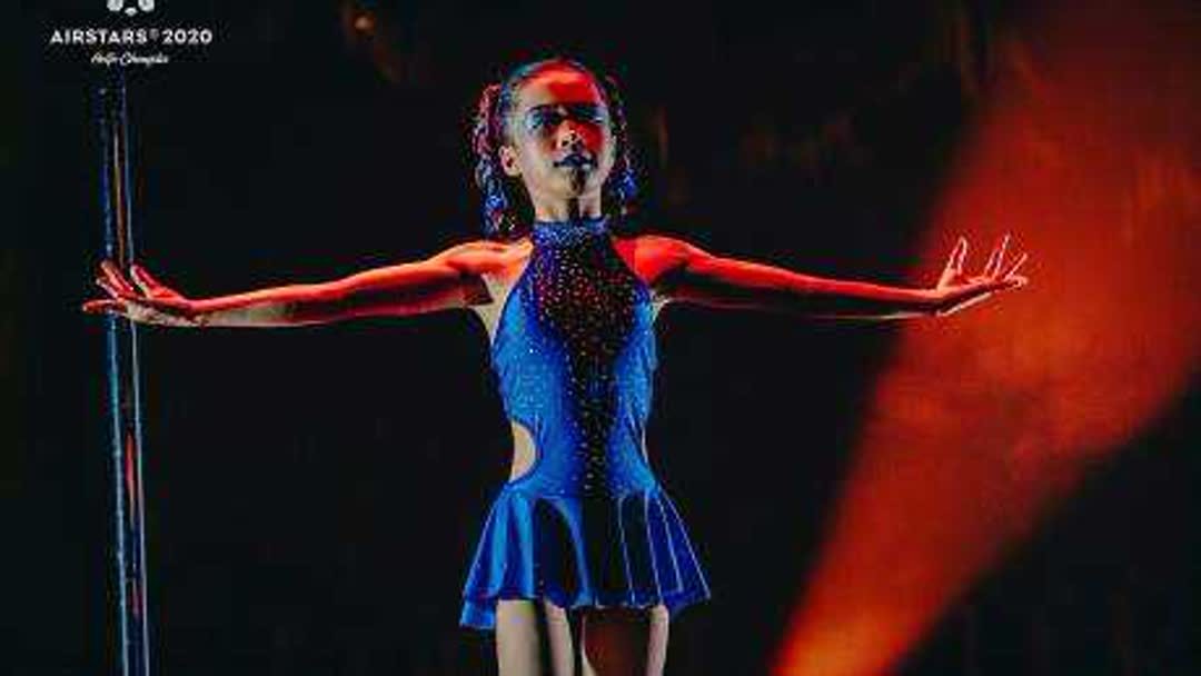 《钢管舞》来自广西钦州市的10岁小选手,学习钢管舞2年时间