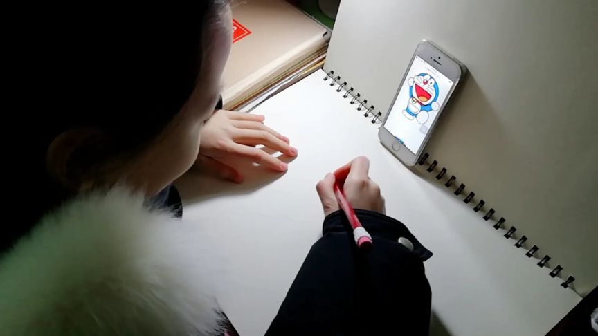 新冠病毒不能出门,豆豆在家画画,为奋斗在一线的白衣天使加油