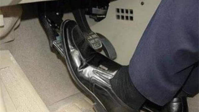 手动挡车起步时候,可以一边松离合一边踩油门吗,小心车大修