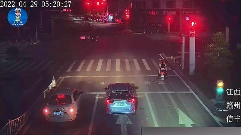 ...覆车之戒 2022年4月29日,江西信丰。凌晨5点多,三辆电动车在红绿灯...