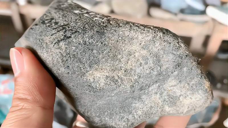 开窗后通透感很强的翡翠原石