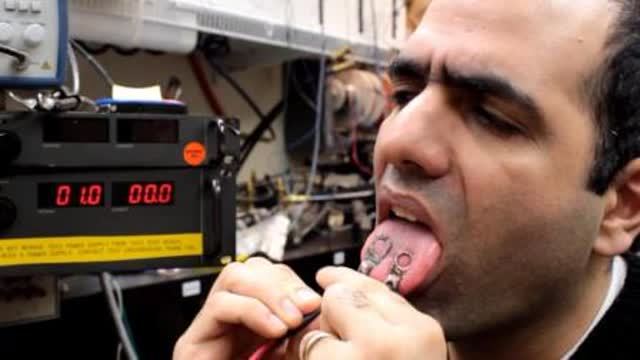 大叔用舌头测试电流大小,光看他狰狞的表情就知道麻得够劲!