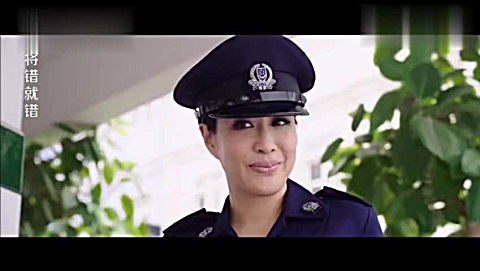 两个土货在新加坡,随地吐痰要被鞭刑结果两人不信邪,直接吐到美女...