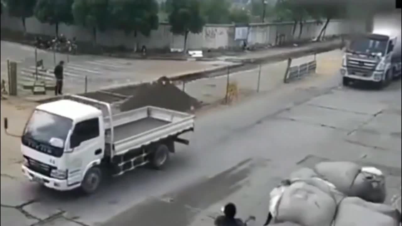 电动车男子惨遭两次撞击,竟然奇迹生还,要不是监控拍下谁信