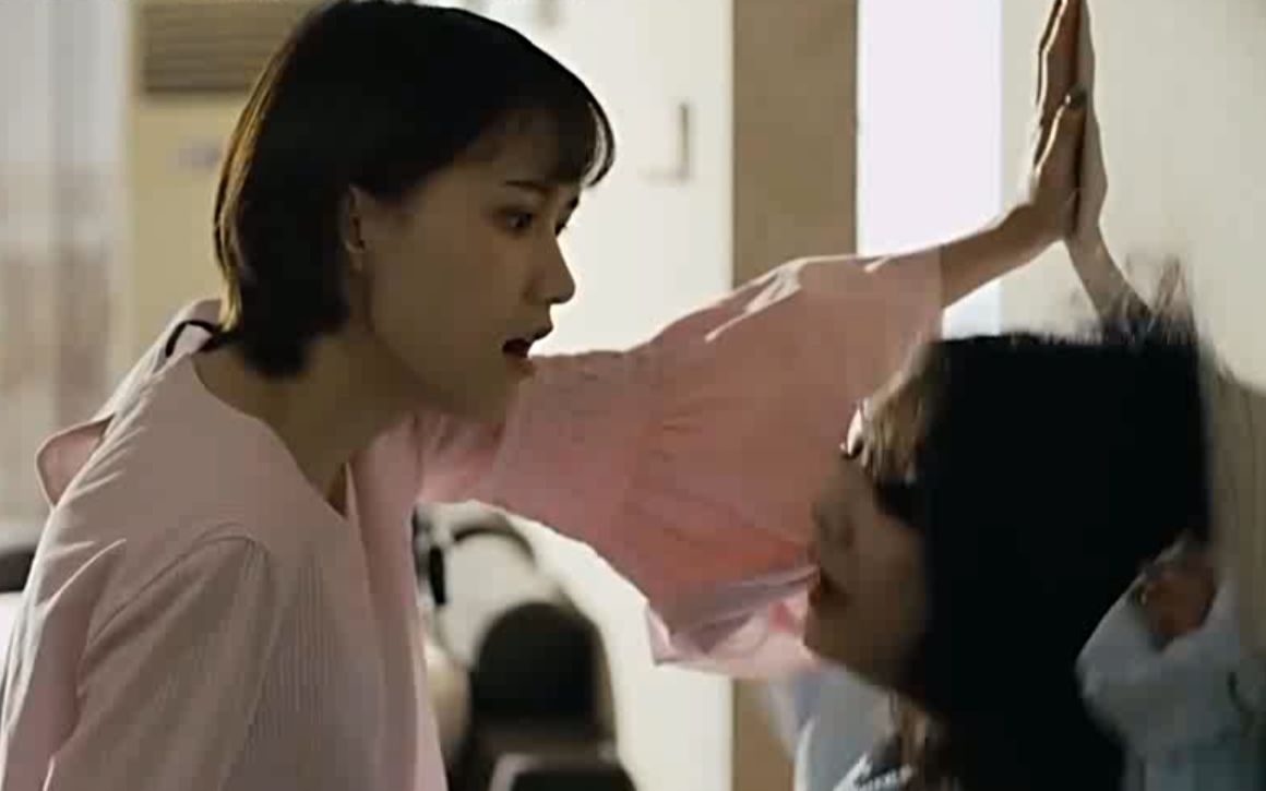 喜欢的男孩子变成了女人,还长得比自己漂亮,女孩对其严刑逼供