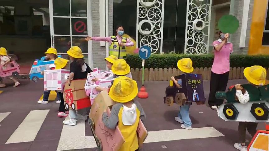 遵守交通法规,从小班娃娃抓起![耶]