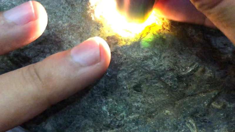 正义翡翠原石皮壳上的癣有没有对里面的肉质有影响讲解分享