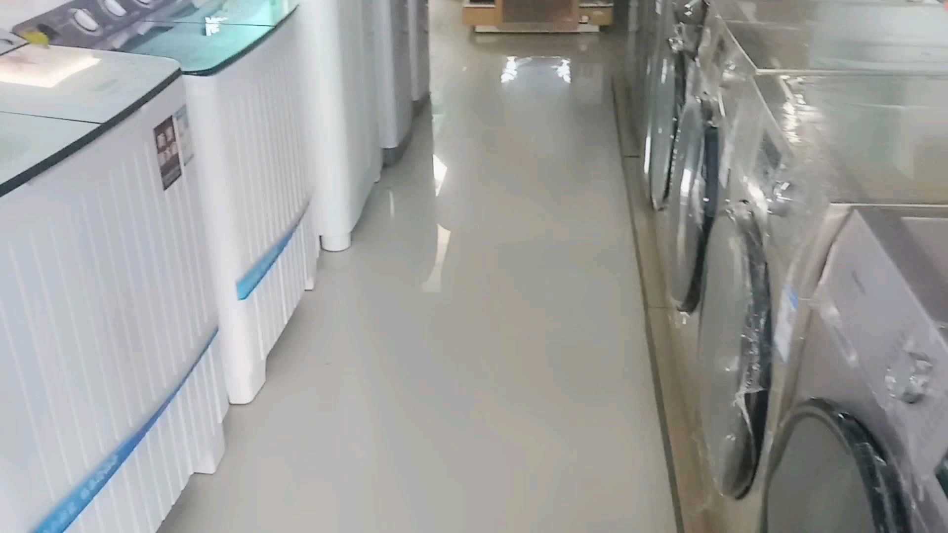 今天去我朋友的海信专卖店,小伙伴们认为实体店和电商那个好一些