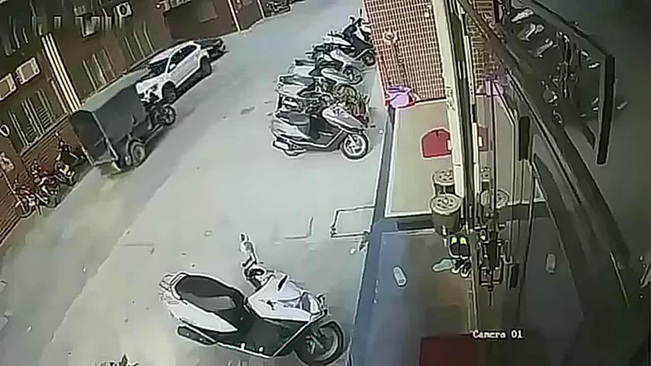 货车突然撞上大树,看完监控,才知道有多惨