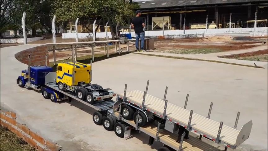 一辆擎天柱样子的卡车模型,后面拉的东西可真多!