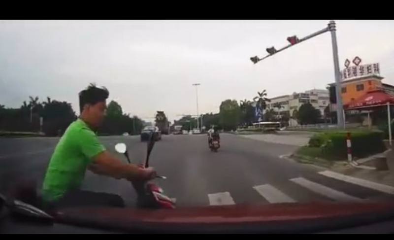 电动车真是防不胜防,行车仪拍下这些惊险瞬间