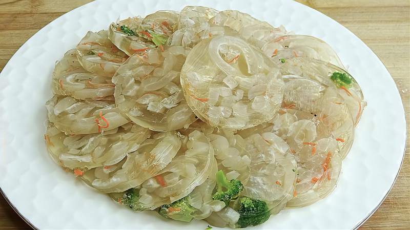 做猪皮冻,记住不要直接熬,诀窍告诉你,皮冻劲道Q弹,不臭不腥