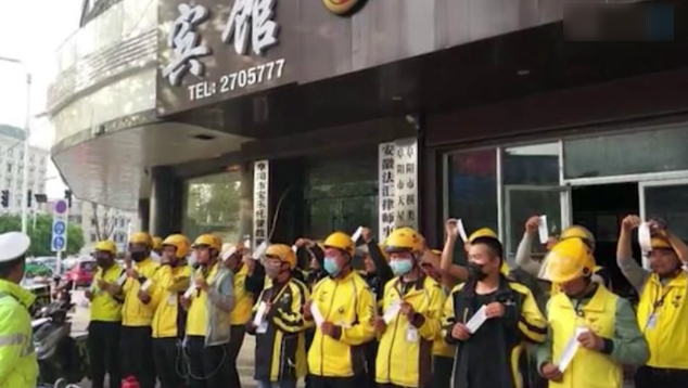 19名美团外卖小哥骑电动车走快车道造势宣传 被交警重罚