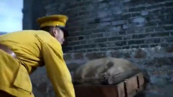 日军碉堡太坚固我军久攻不下,小伙一车炸药决定了战斗的胜利!