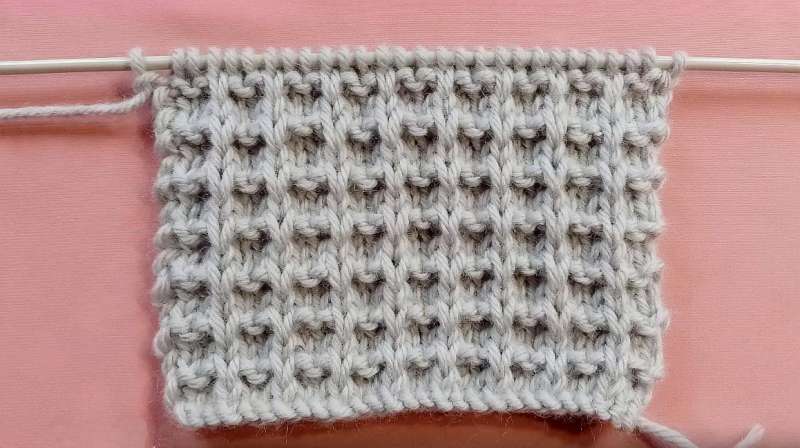 很中性的一款棒针花样,男女款毛衣都可使用,格纹针编织教程