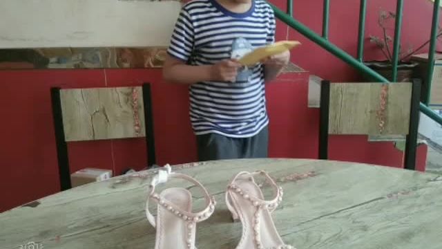 花22块钱从拼多多买了一双高跟凉鞋,拆开后试穿老公说显气质?