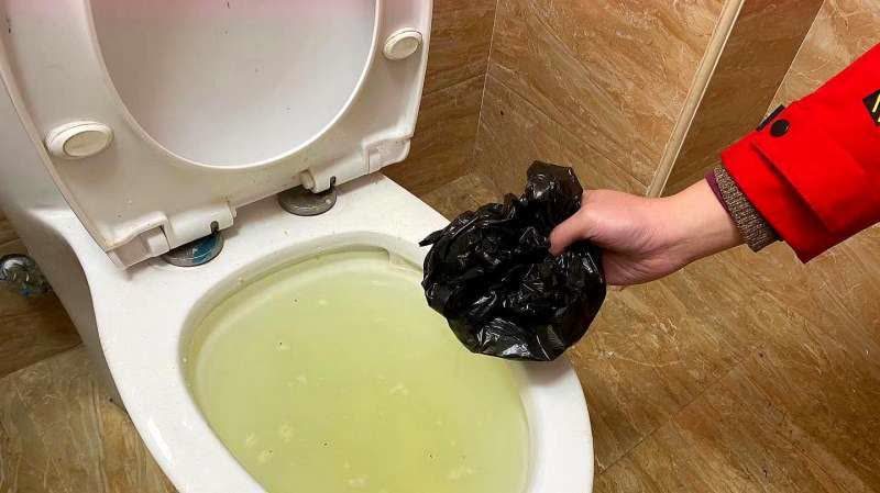 马桶万一堵塞别急!用一个塑料袋就能快速疏通,别花几百元请人掏
