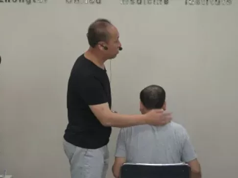 张福忠运动正骨治疗强直颈椎病引起的头昏背麻手法教学视频 中医...