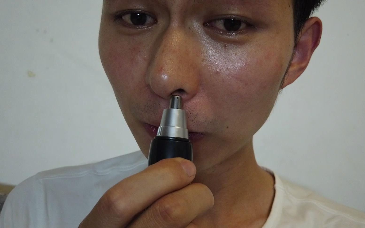 小伙网购鼻毛修剪器,塞入鼻子那一刻下的浑身发麻!