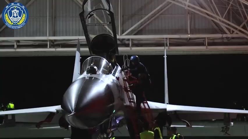 南部战区战机深夜空战对抗训练