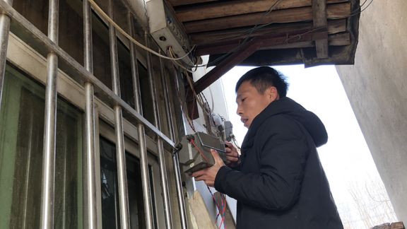 家里跳闸三个月,老妈找了两个电工搞不定,电工小徒弟五分钟搞定
