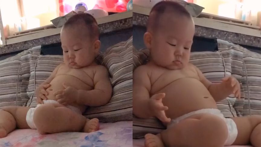 宝宝发现自己小肚肚会动,盯着肚皮认真扒拉:像极了自己的胎动