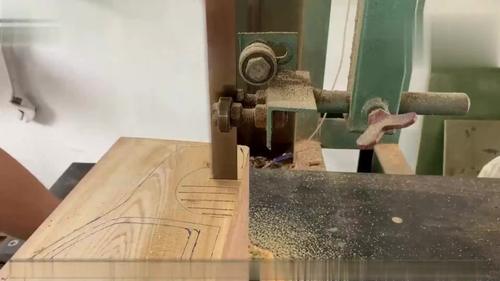 用普通木头制作起亚大款SUV汽车模型,木雕手艺了得,细节真到位