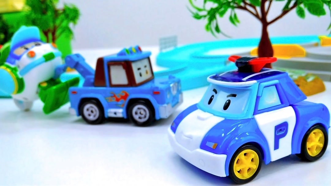 天啊!珀利的咳嗽好严重,让救护车安巴帮他看病吧