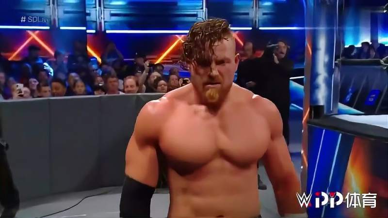 WWE:爆桌 超人飞拳 飞冲肩 罗门伦斯使出三件套帅气拿下巴迪墨菲