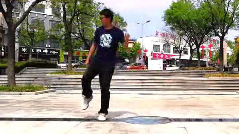 广场鬼步舞基础步《甩腿三点》,配上《情人鹤顶红》,有感觉!
