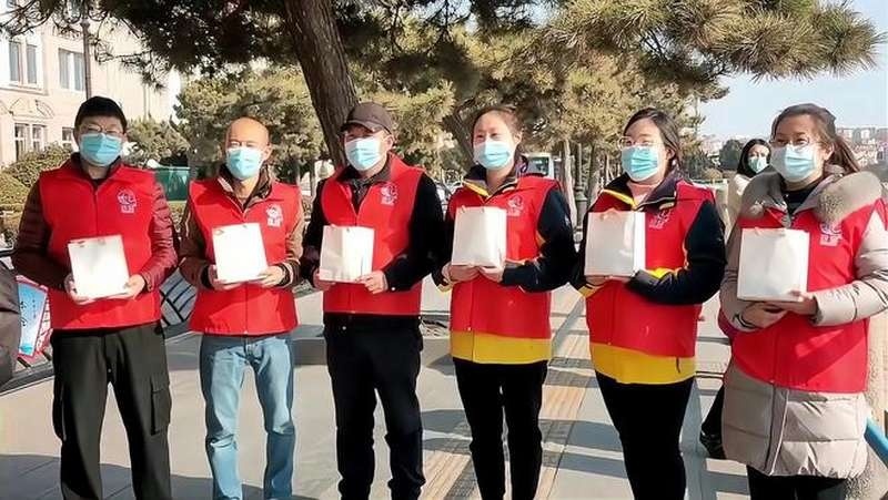 到栈桥喂海鸥学知识!青岛市园林和林业局开展第25个"世界湿地日"活动