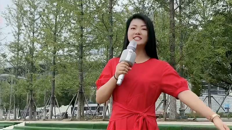 美女罗姣来到花园给大家唱歌来了,歌声唱的太好听了