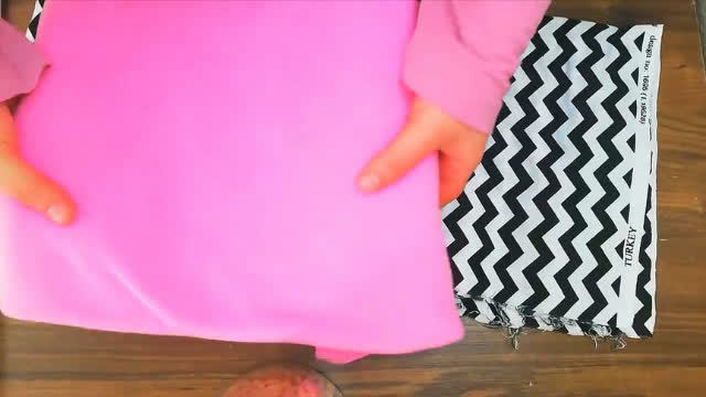 家里的抱枕不用买用2块布手工缝合制作一个,简单而且美观