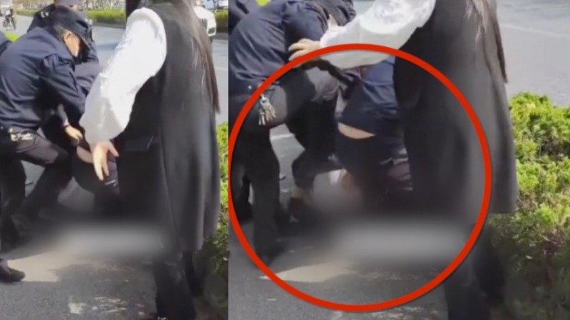 网传苏州多名城管殴打一商贩并踹头,警方:目前正在处理