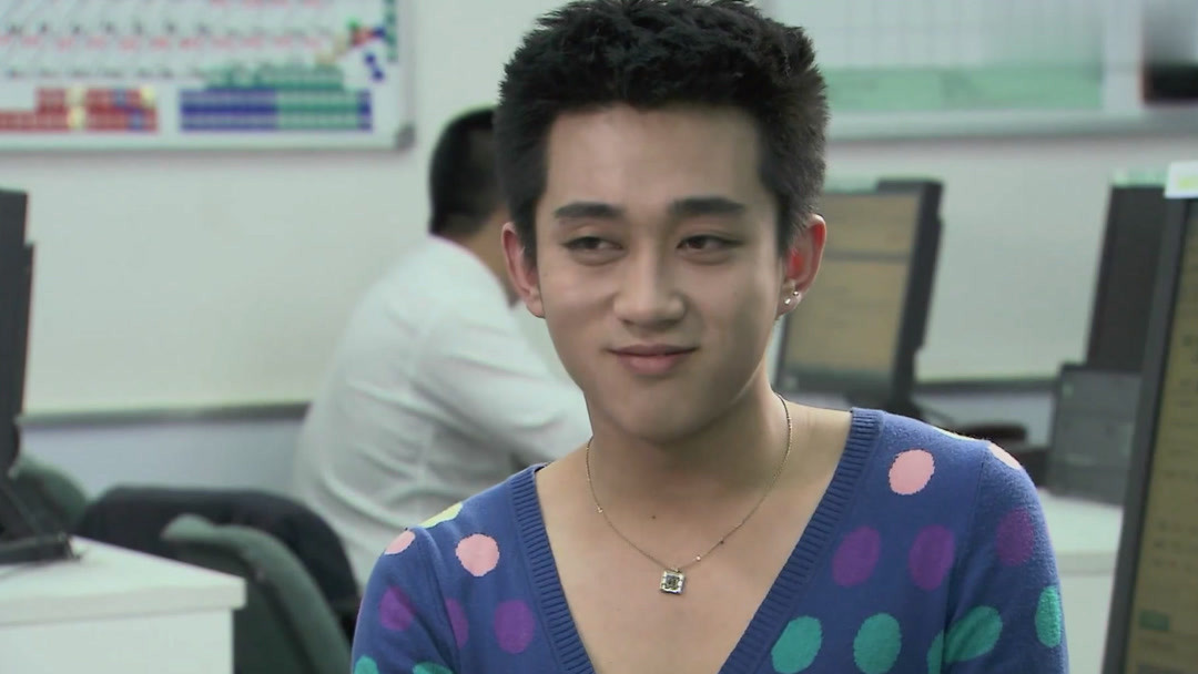 时尚设计师来买房子,经纪人看得浑身起鸡皮疙瘩,这也太娘了