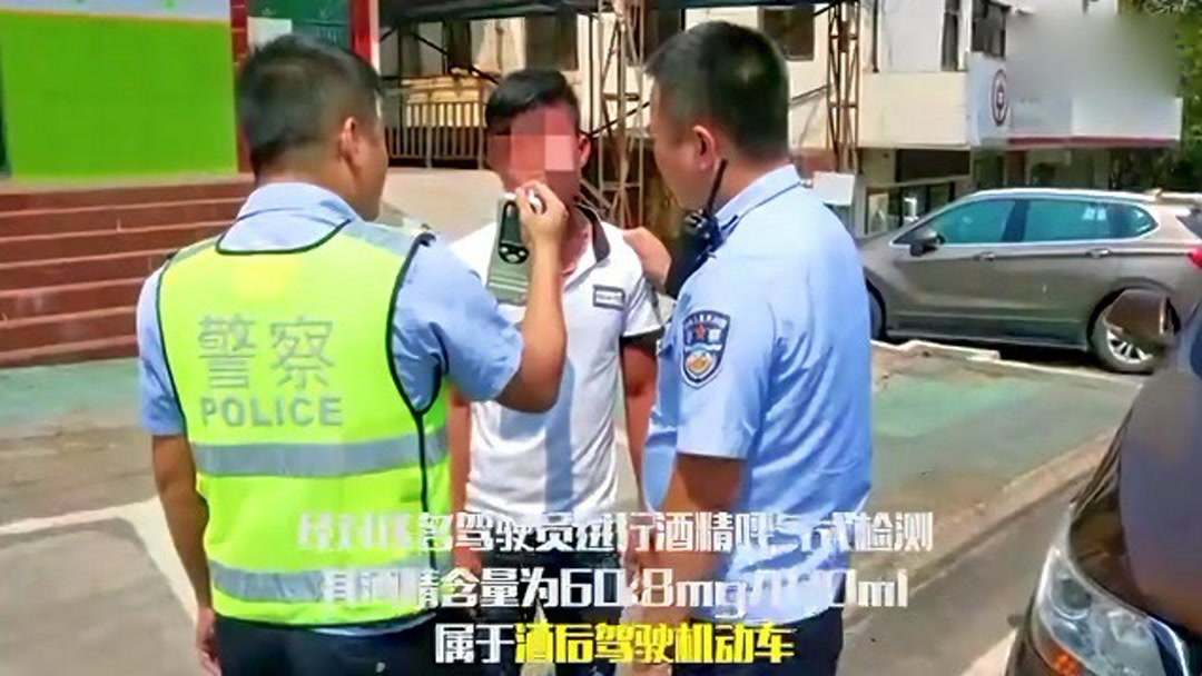 ...的交警蜀黍!】3月8日,海南昌江警方接热心群众举报称,一辆面包车驾驶.