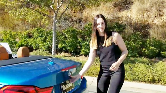 价值60万的宝马硬顶敞篷车,女销售打开后备箱后买不买自己做决定