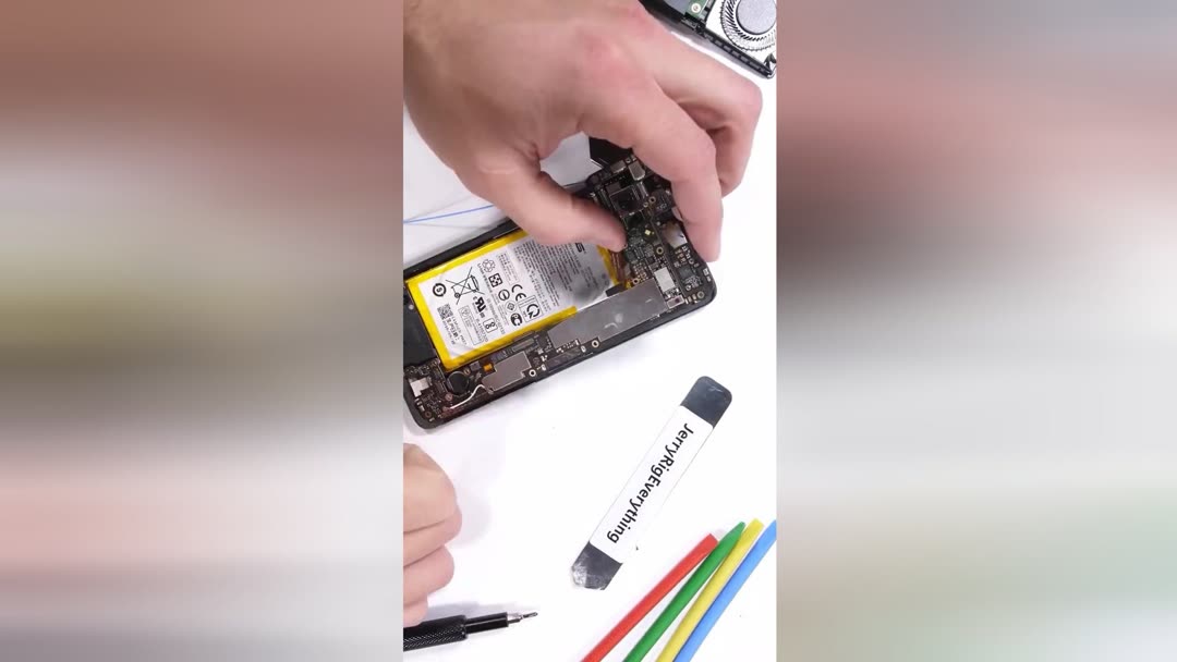 华硕ROG游戏手机最新拆解,这个通风口是真的么?带散热风扇的手机#...