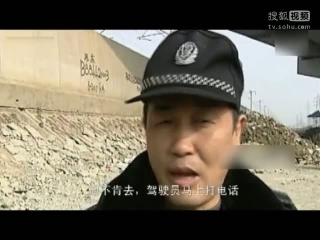 【拍客】城管遭暴力抗法 汽油泼向执法队员