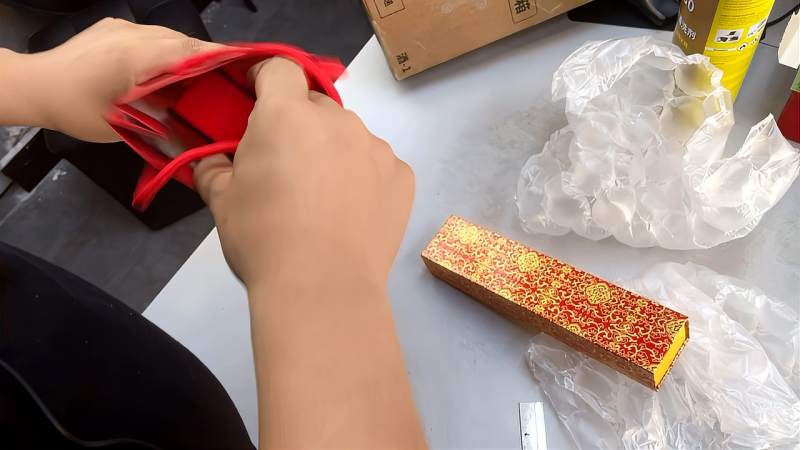 手机店老板,刚结完婚就把黄金首饰卖了