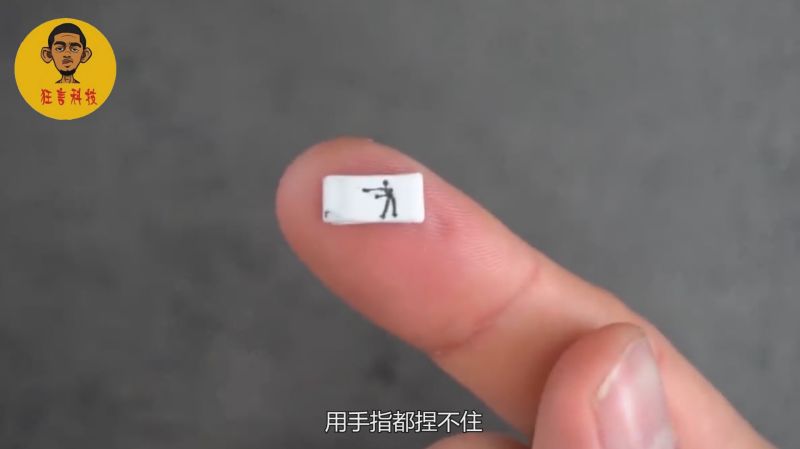 老外放大镜下自制手翻书,成品手指捏不住,翻动还需针帮忙