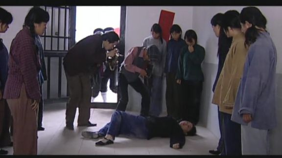 记者和市民代表去监狱采访,没想到女狱霸却趁机逃跑,被一枪击毙