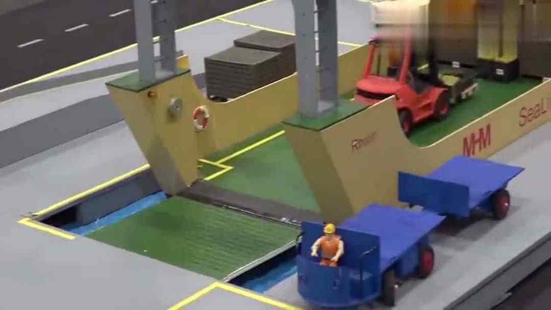 挖掘机大货车玩具表演操控叉车搬运货物