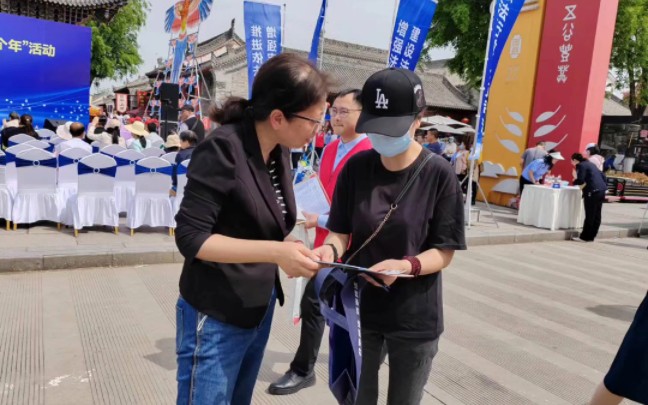 4月18日,宝鸡12355青少年服务台参加第二十九个法治宣传月集中宣传...
