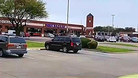 在美国生活的华人,刚才发来的视频,这是他在美国的情况!