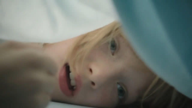 小女孩被邻居大叔欺骗,玩了十年挠痒痒游戏,父母却...