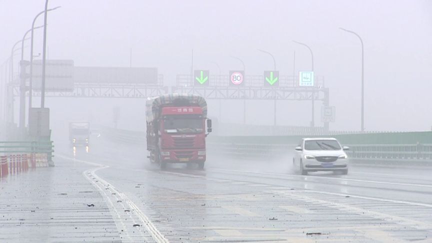 暴雨天气 杭州湾跨海大桥全力应对返程高峰
